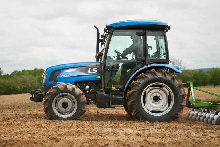 LS Tractor XU6168 – moderní zemědělský traktor pro speciální úkoly